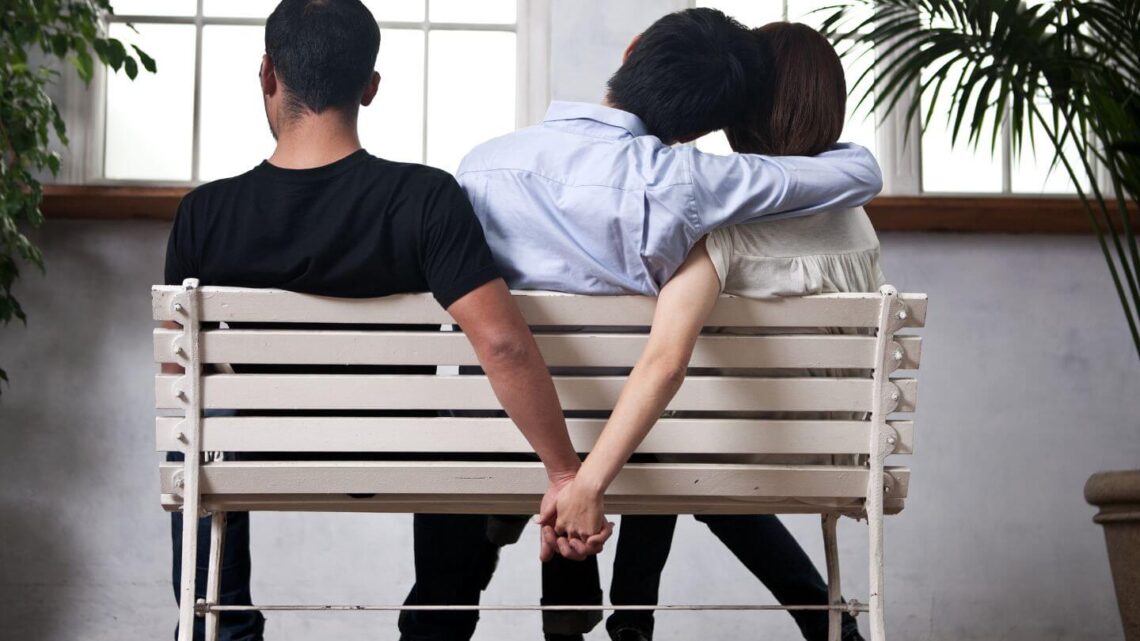 25+ Noticeable Signs that She is Seeing Someone Else - Hug2Love