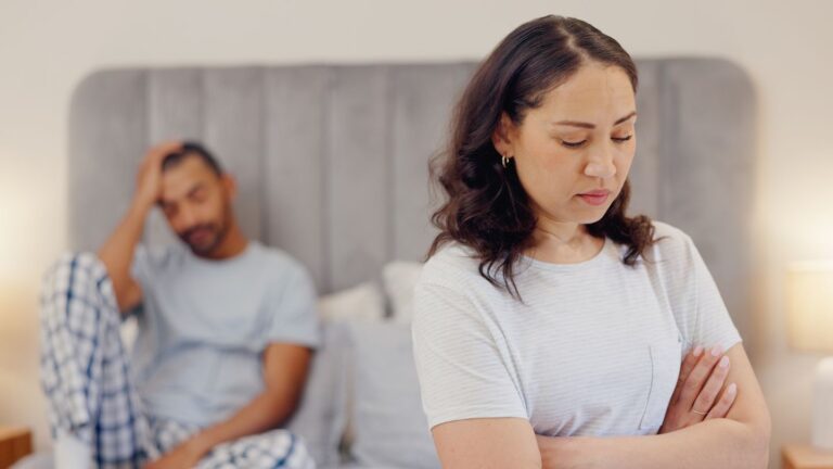 25+ Noticeable Signs that She is Seeing Someone Else - Hug2Love