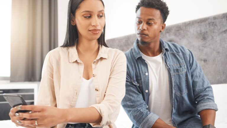 25+ Noticeable Signs that She is Seeing Someone Else - Hug2Love
